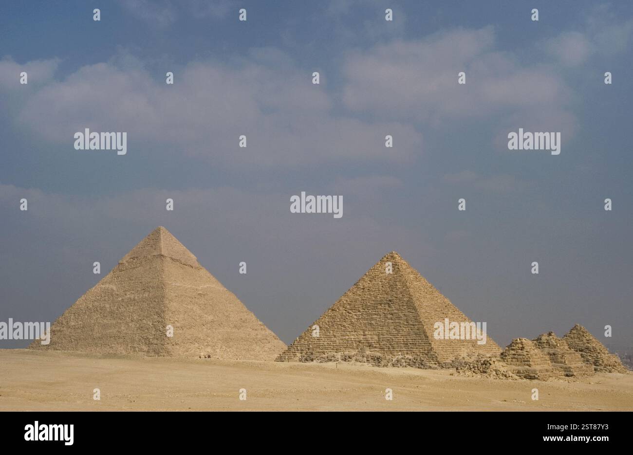 From left to right: Pyramid of Chephren, pyramid of Menkaure and the ...
