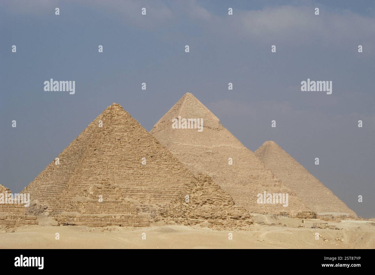 From left to right: Pyramid of Menkaure, Pyramid of Chephren and Great ...