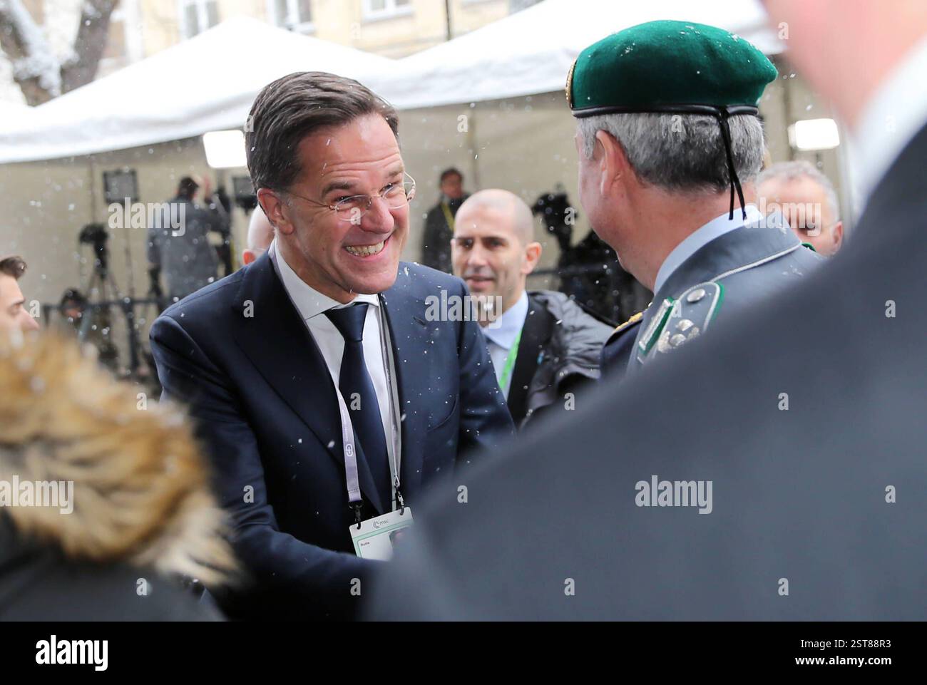 NATO-Generalsekretär Mark Rutte wird am Eingang des Bayerischen Hofs ...
