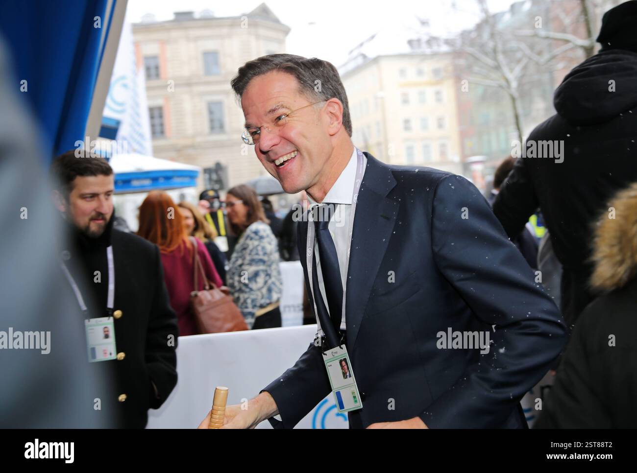 NATO-Generalsekretär Mark Rutte am Eingang des Bayerischen Hofs zur ...