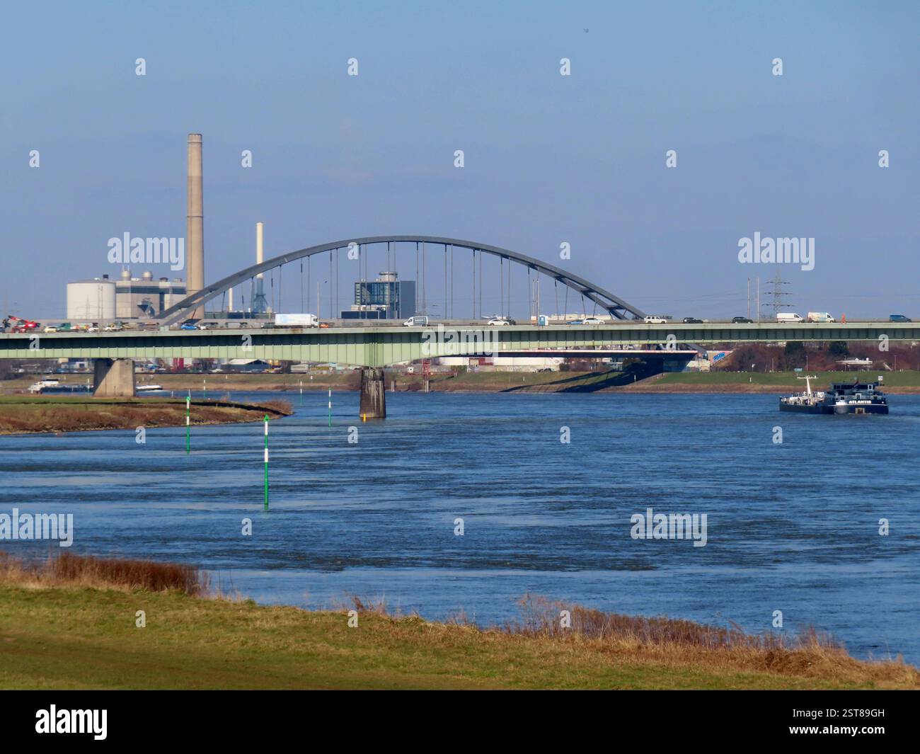 ...Blick ueber den Rhein bei Duesseldorf, wo sich zwei Rheinbruecken zu ...