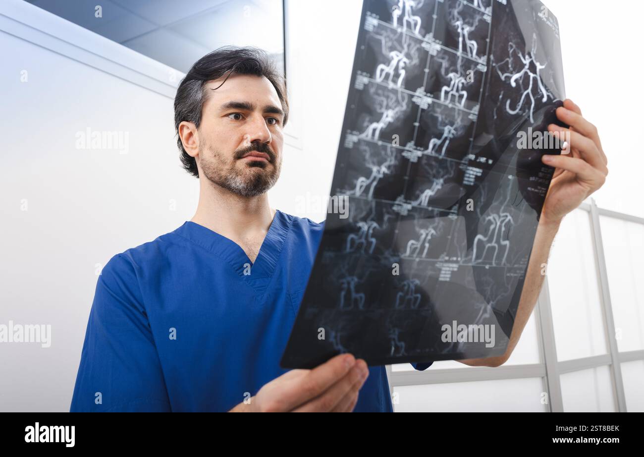 Doctor reviews mri scan hi-res stock photography and images - Alamy