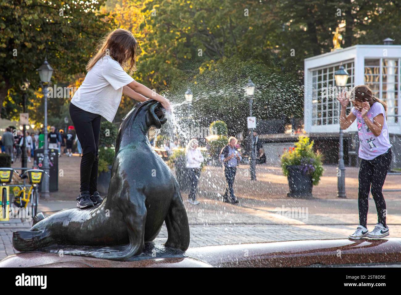 Children playing in water fountain park hi-res stock photography and ...