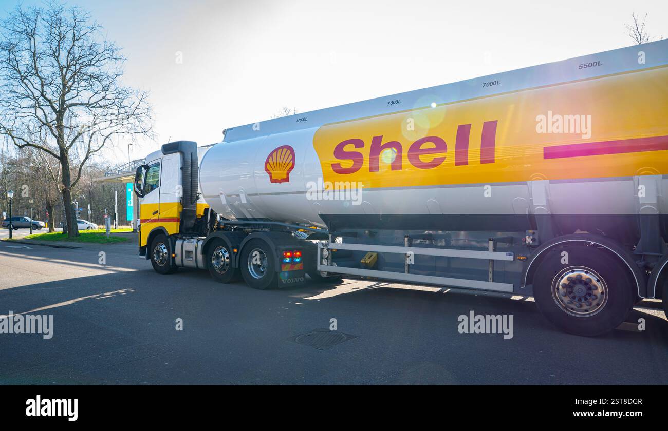 Truck a gas station hi-res stock photography and images - Alamy