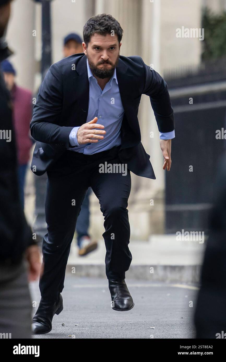 Mark Wahlberg and Kit Harington sprint through the streets of London ...