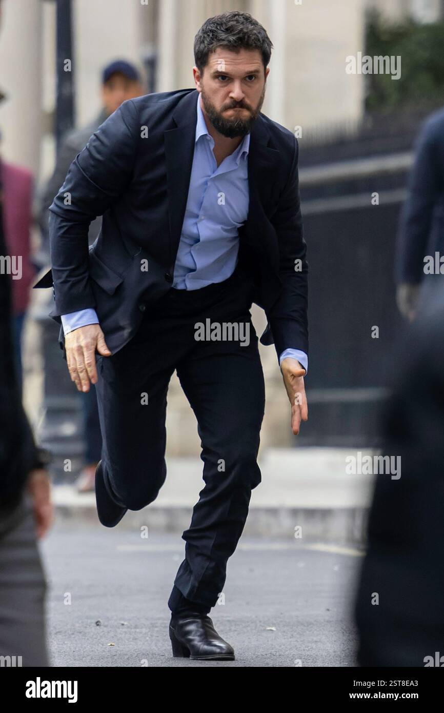 Mark Wahlberg and Kit Harington sprint through the streets of London ...