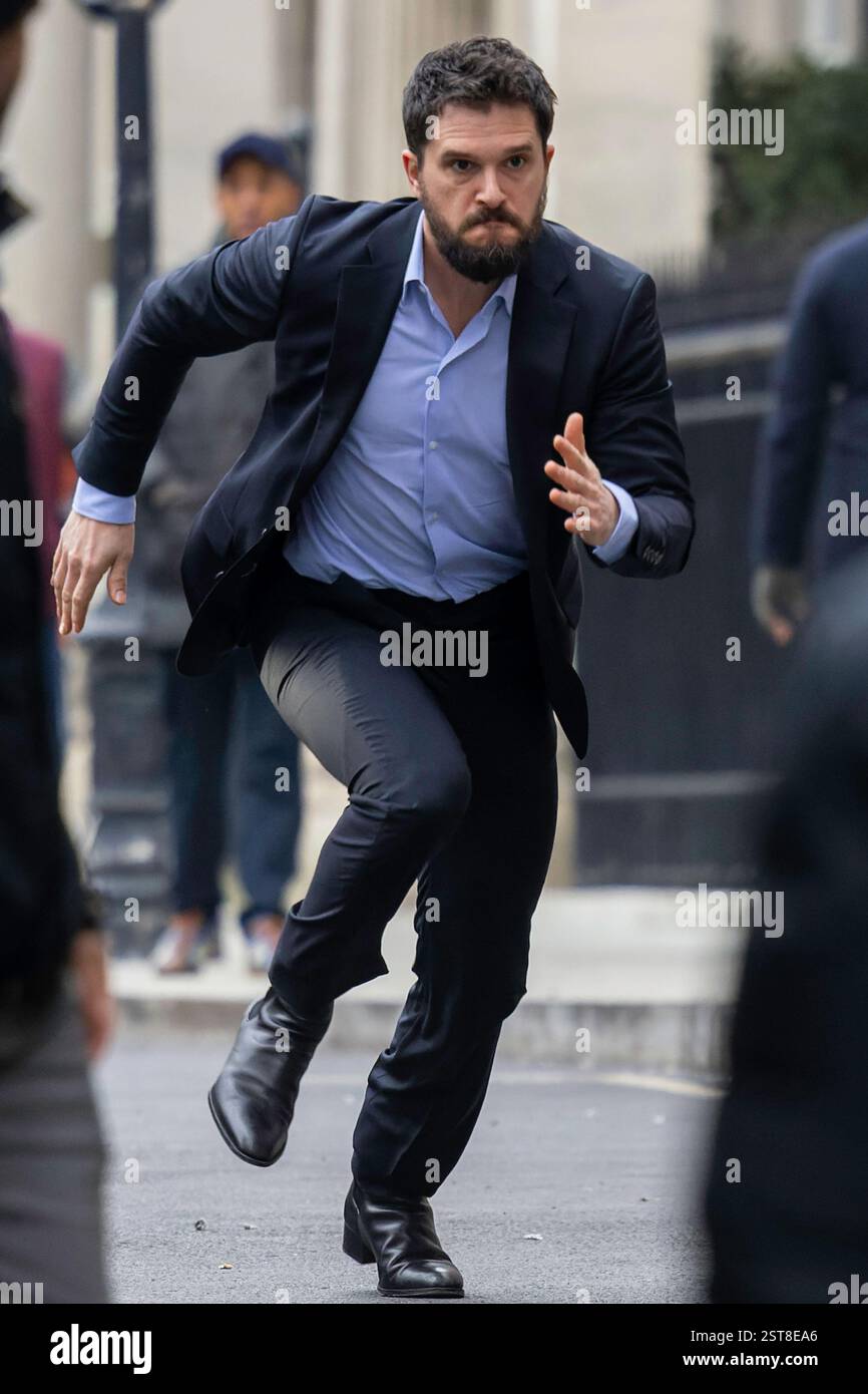 Mark Wahlberg and Kit Harington sprint through the streets of London ...
