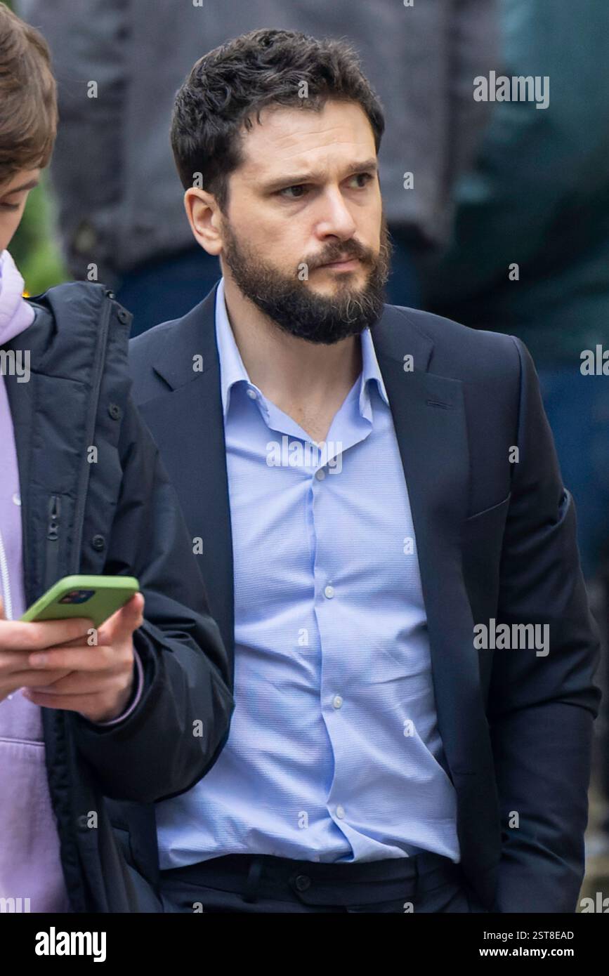 Mark Wahlberg and Kit Harington sprint through the streets of London ...