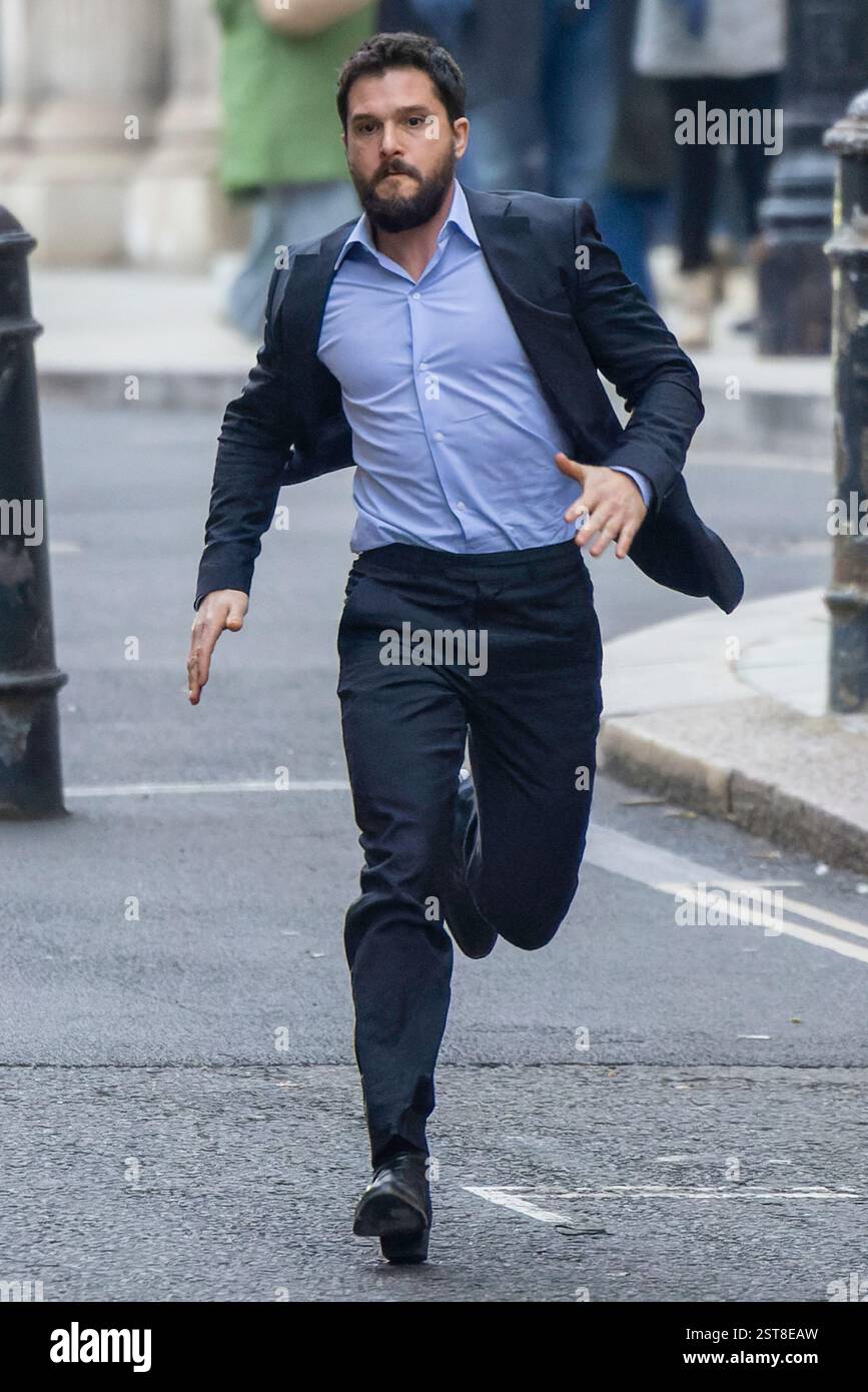 Mark Wahlberg and Kit Harington sprint through the streets of London ...