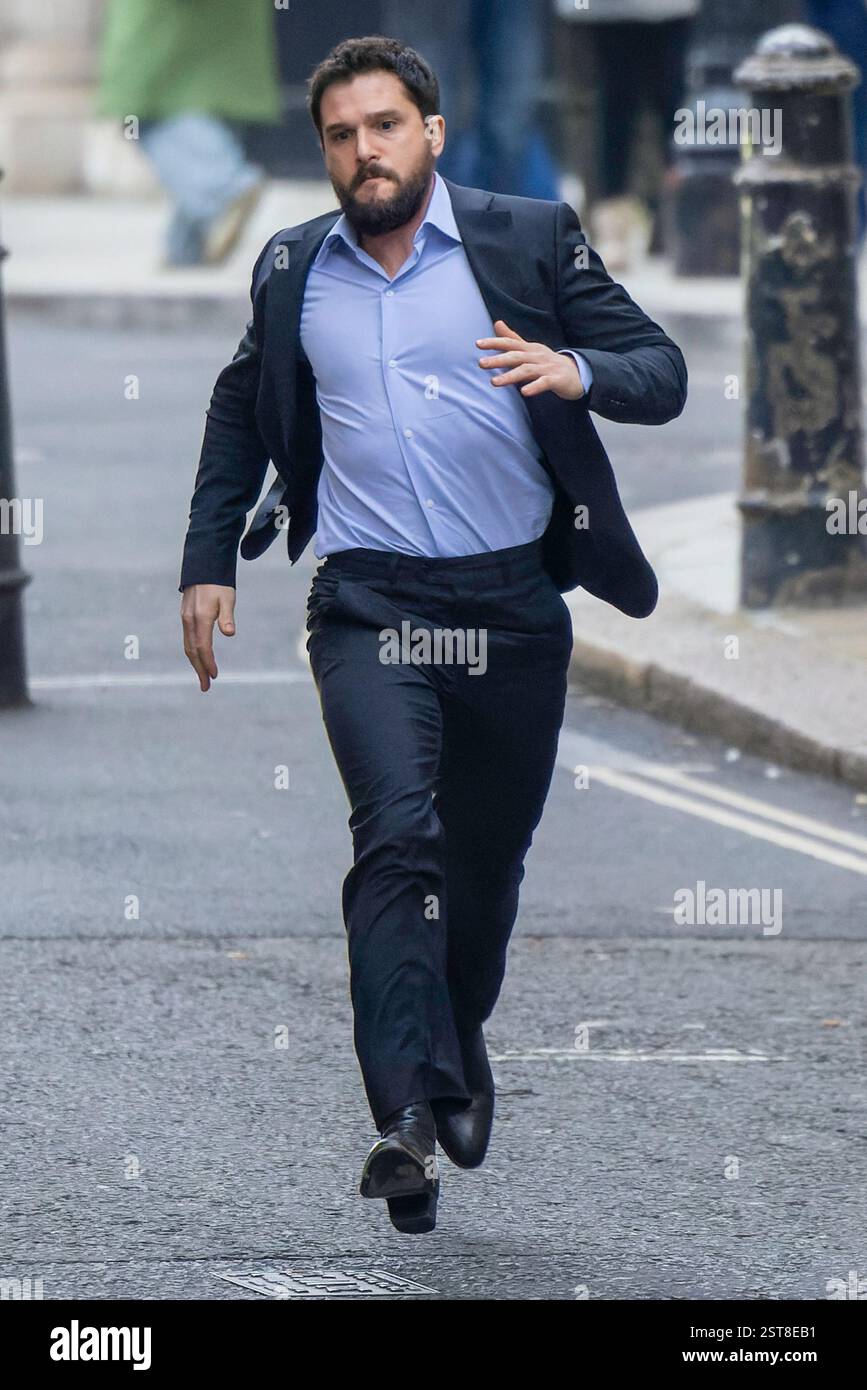 Mark Wahlberg and Kit Harington sprint through the streets of London ...