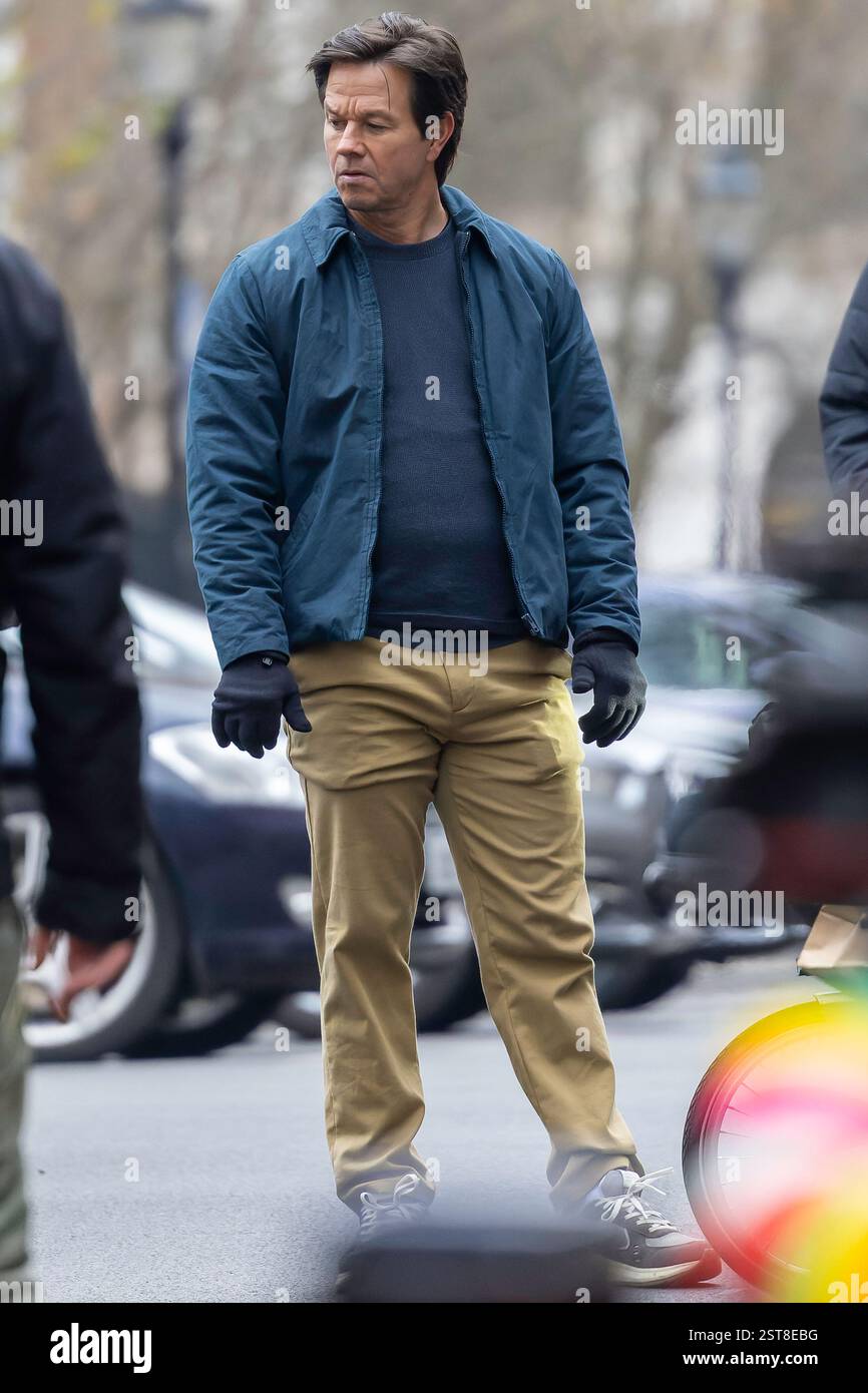 Mark Wahlberg and Kit Harington sprint through the streets of London ...