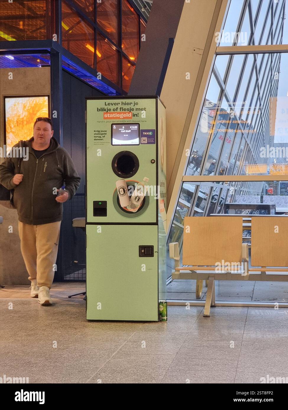 Bank vending machine bottles deposit hi-res stock photography and ...