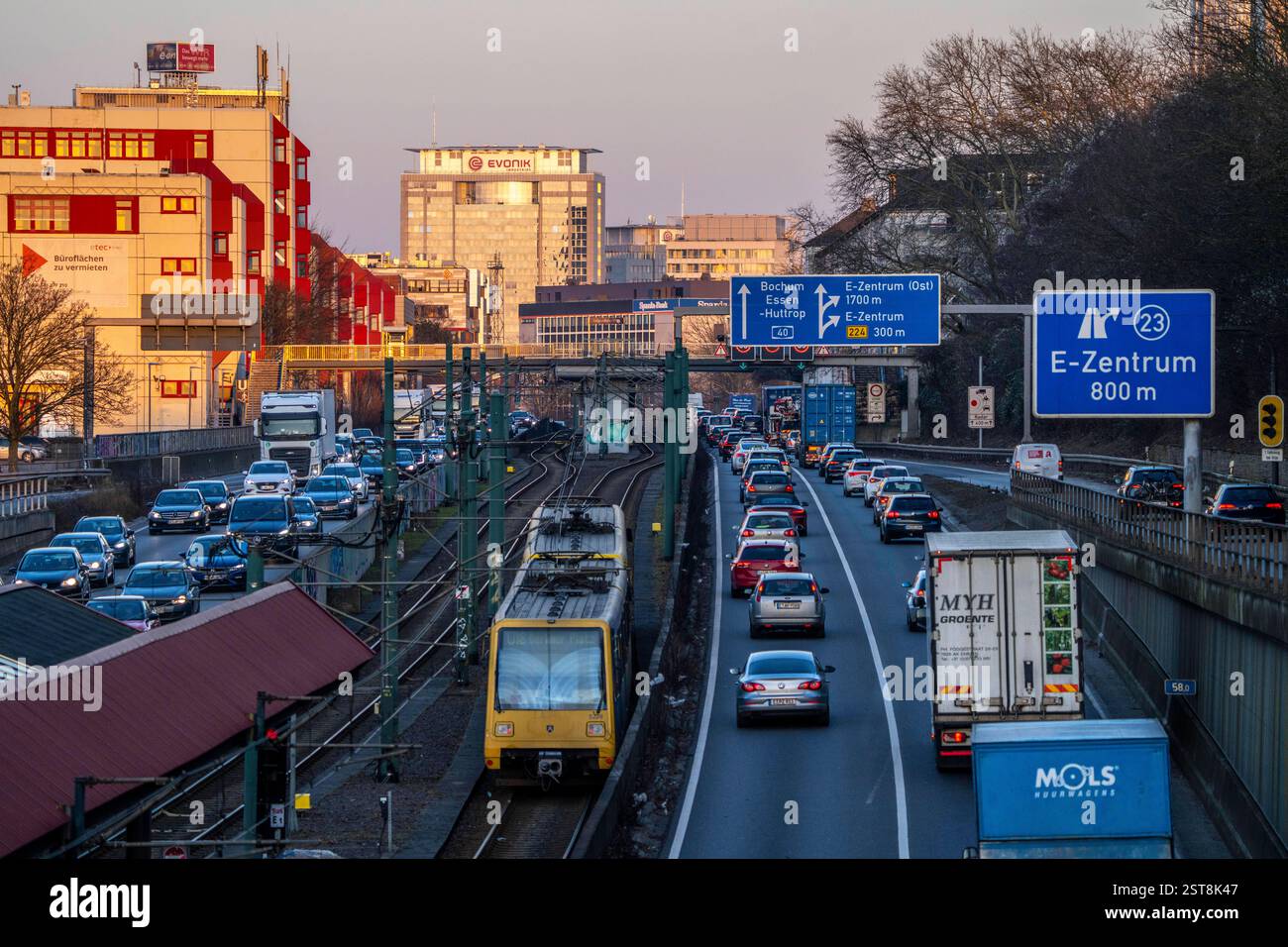 Die Autobahn A40, Ruhrschnellweg, in der Stadtdurchfahrt in Essen ...