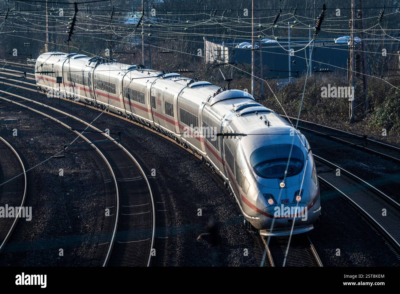 ICE 3 Zug, auf den Gleisen westlich des Hauptbahnhof von Essen, NRW ...