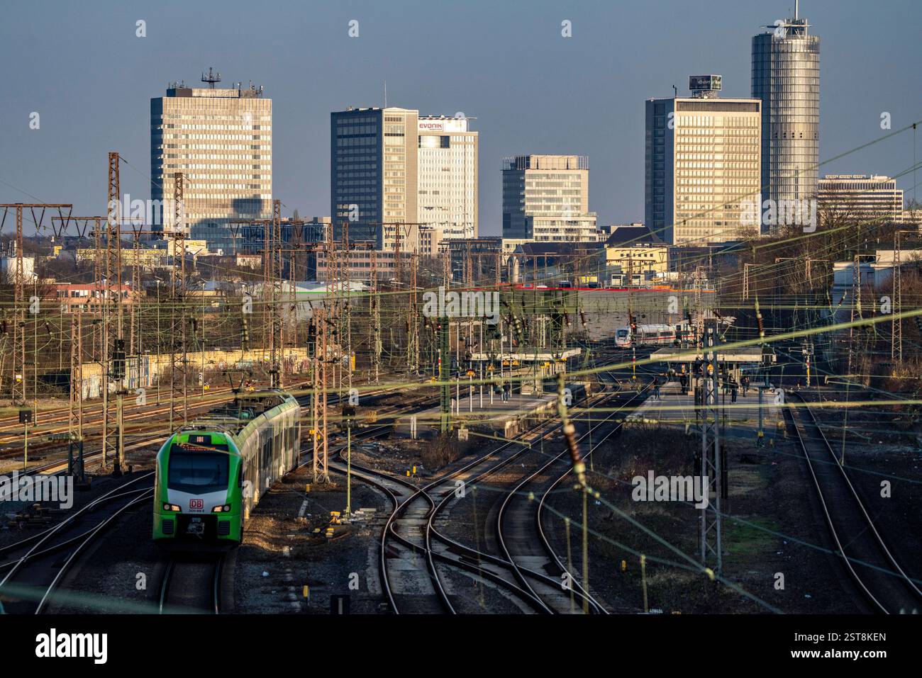 S-Bahn Zug auf den Gleisen westlich des Hauptbahnhof von Essen, Skyline ...