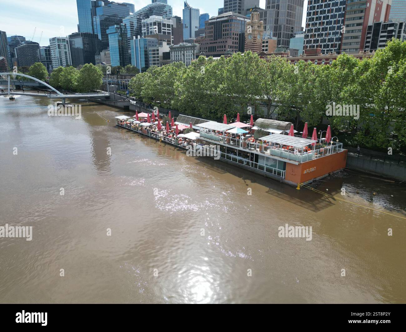 Melbourne skyline drinks hi-res stock photography and images - Alamy