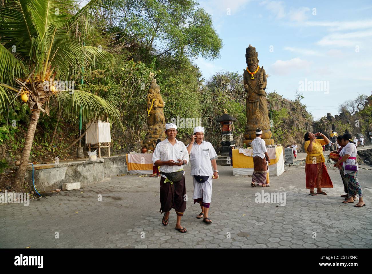 Lombok temple hi-res stock photography and images - Alamy