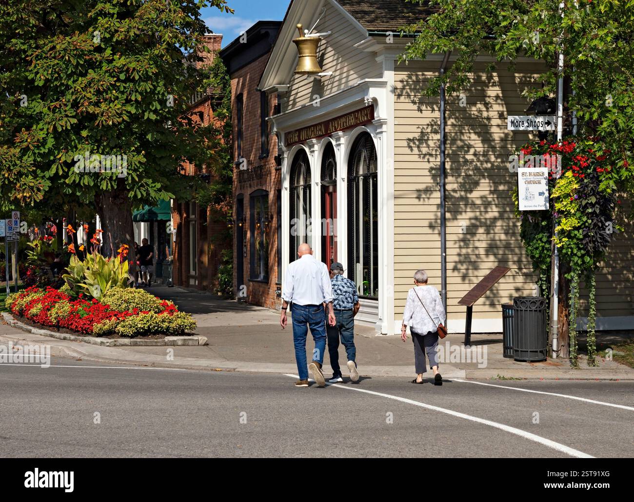 Niagara on the Lake, Canada / Picturesque street scene, tourists stroll ...