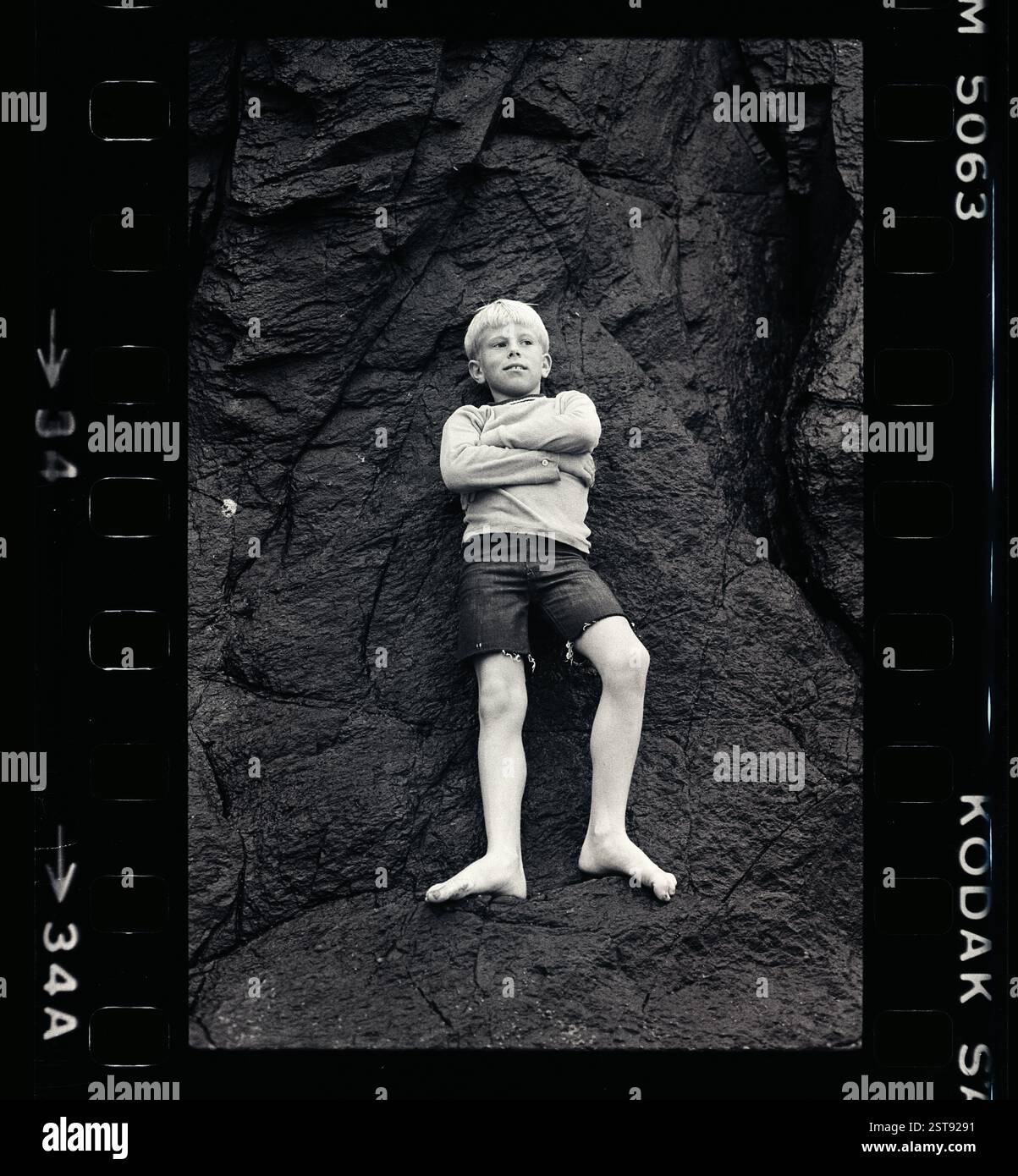 Barefoot boy vintage hi-res stock photography and images - Alamy