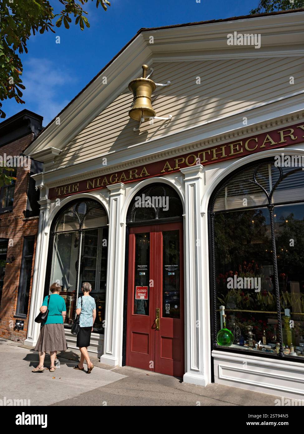 Niagara on the Lake, Canada / Picturesque street scene, tourists stroll ...