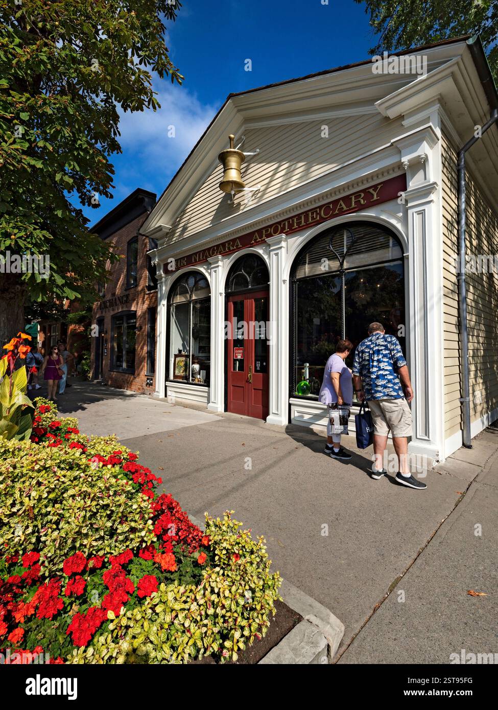 Niagara on the Lake, Canada / Picturesque street scene, tourists stroll ...