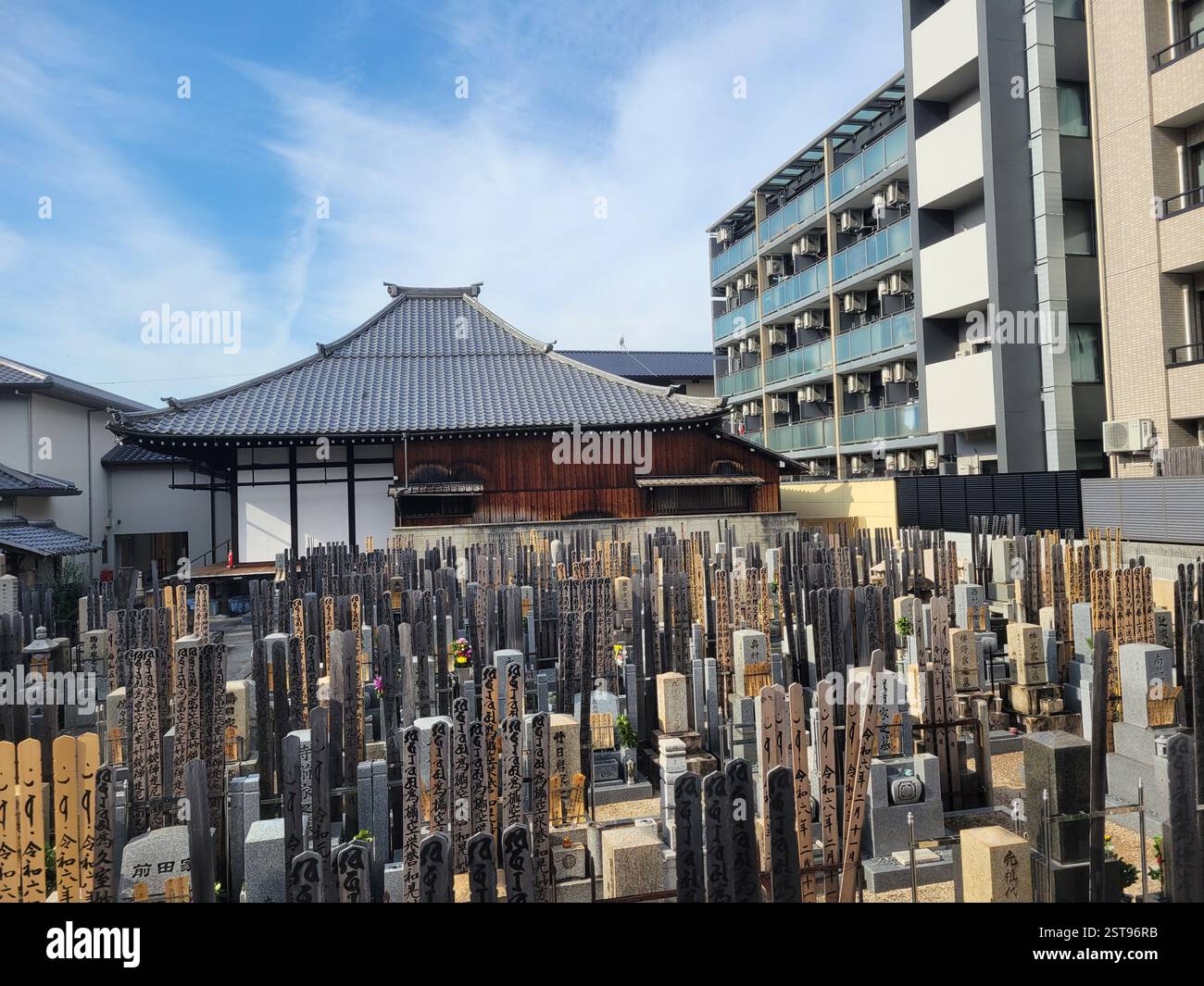 Japanese cemetery graveyard temple hi-res stock photography and images ...