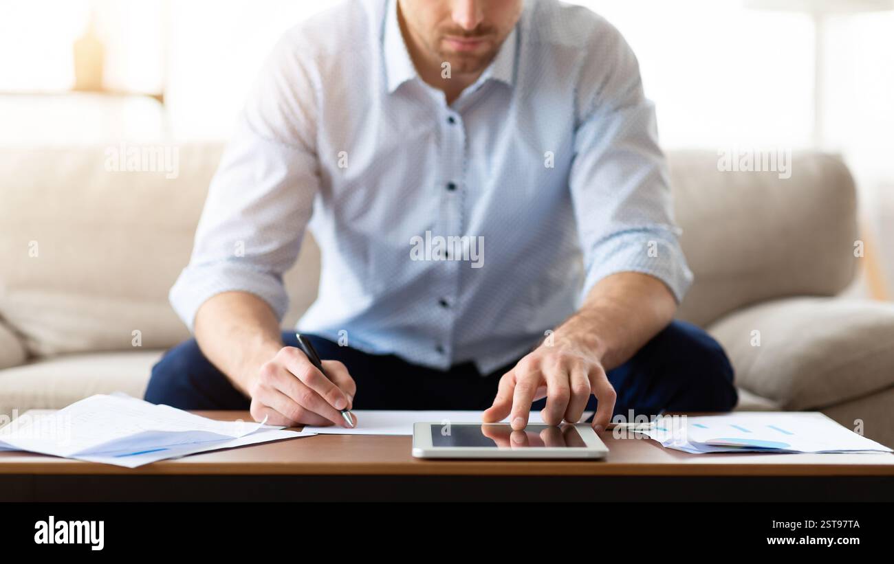 Business people notes tablet hi-res stock photography and images - Alamy