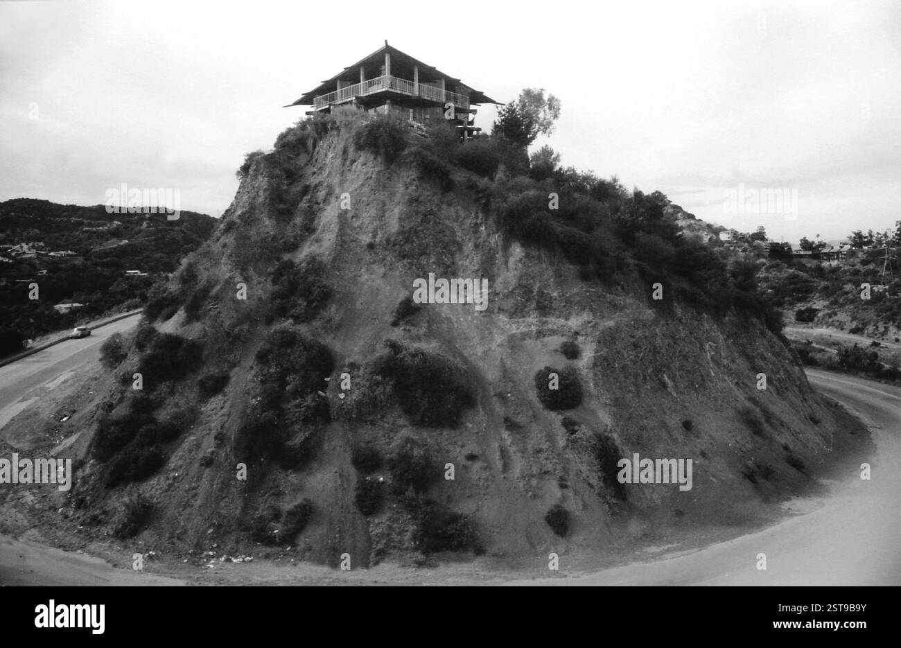 Los Angeles, CA, USA, approx. 1988. Hilltop house along the iconic ...
