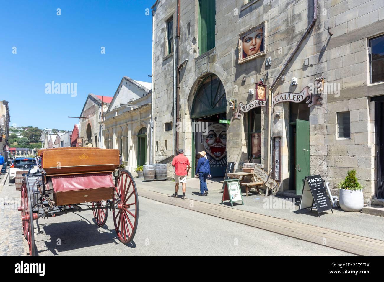 Horse carriage and Grainstore Gallery in Oamaru's Victorian Precinct ...