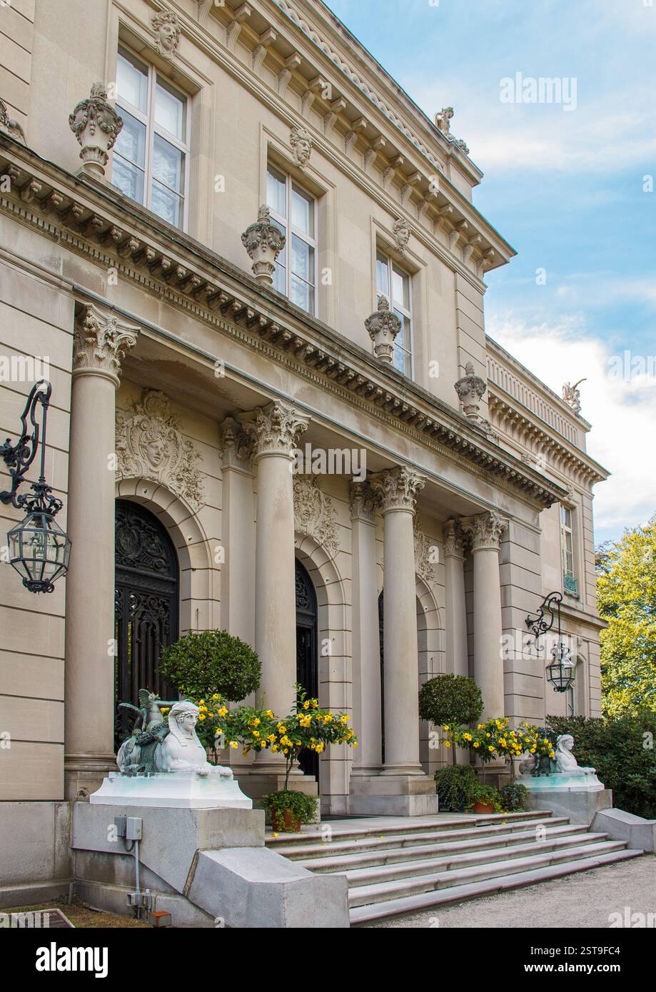 The Elms beautiful gilded age historic mansion at Bellevue avenue in ...