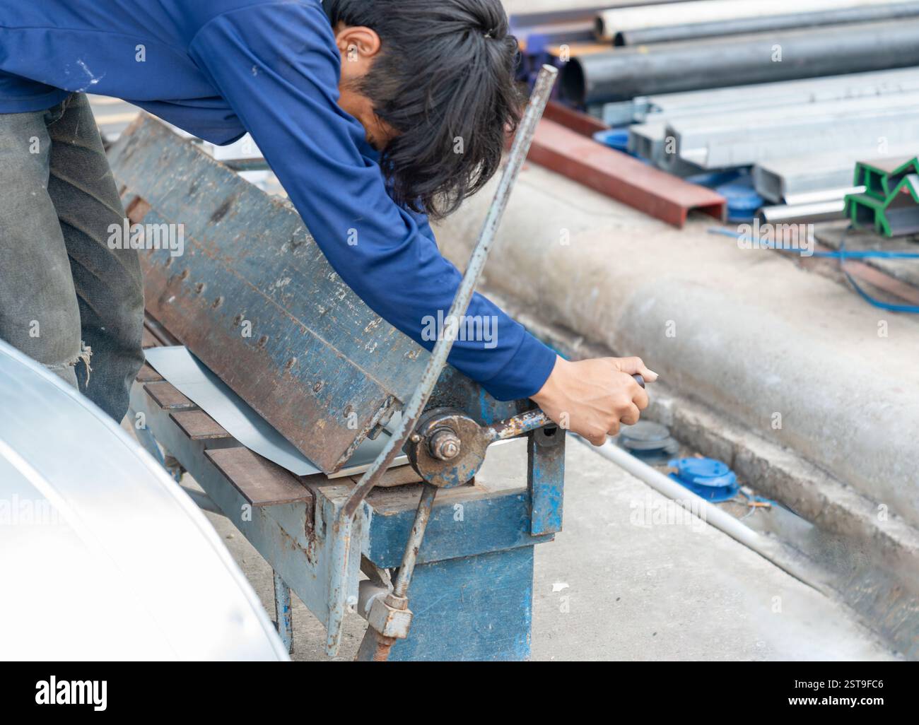 Bending of metal hi-res stock photography and images - Alamy