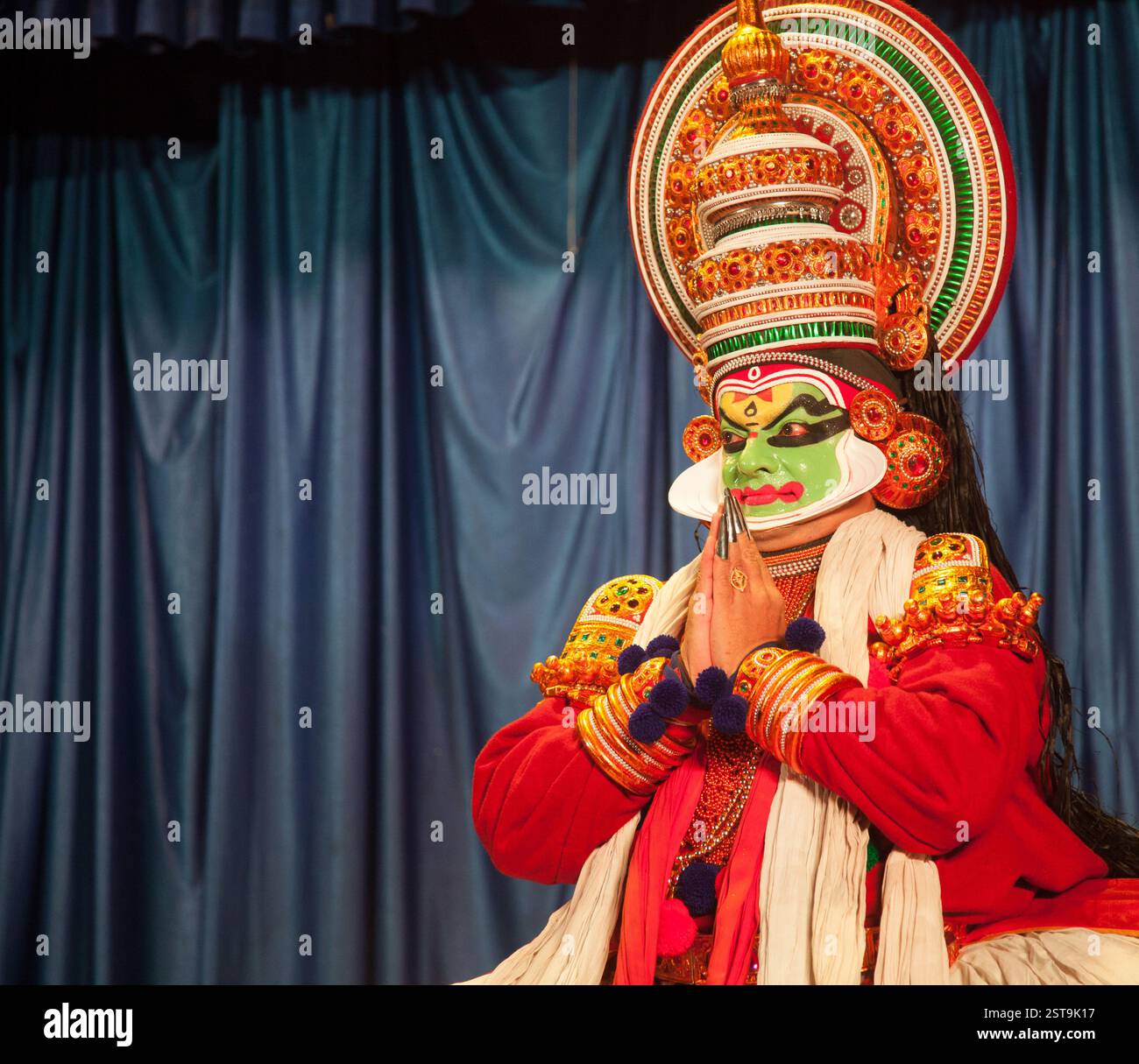 Traditional kathakali dancer hi-res stock photography and images - Alamy