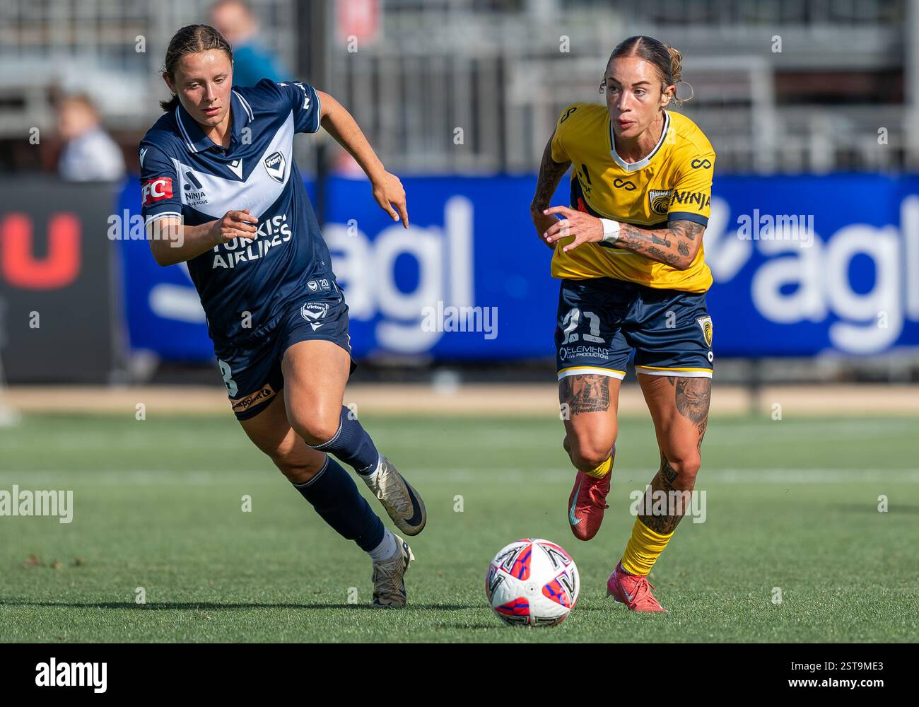 Melbourne, Australia. 16th Feb, 2025. Alana Murphy (L) of Melbourne ...