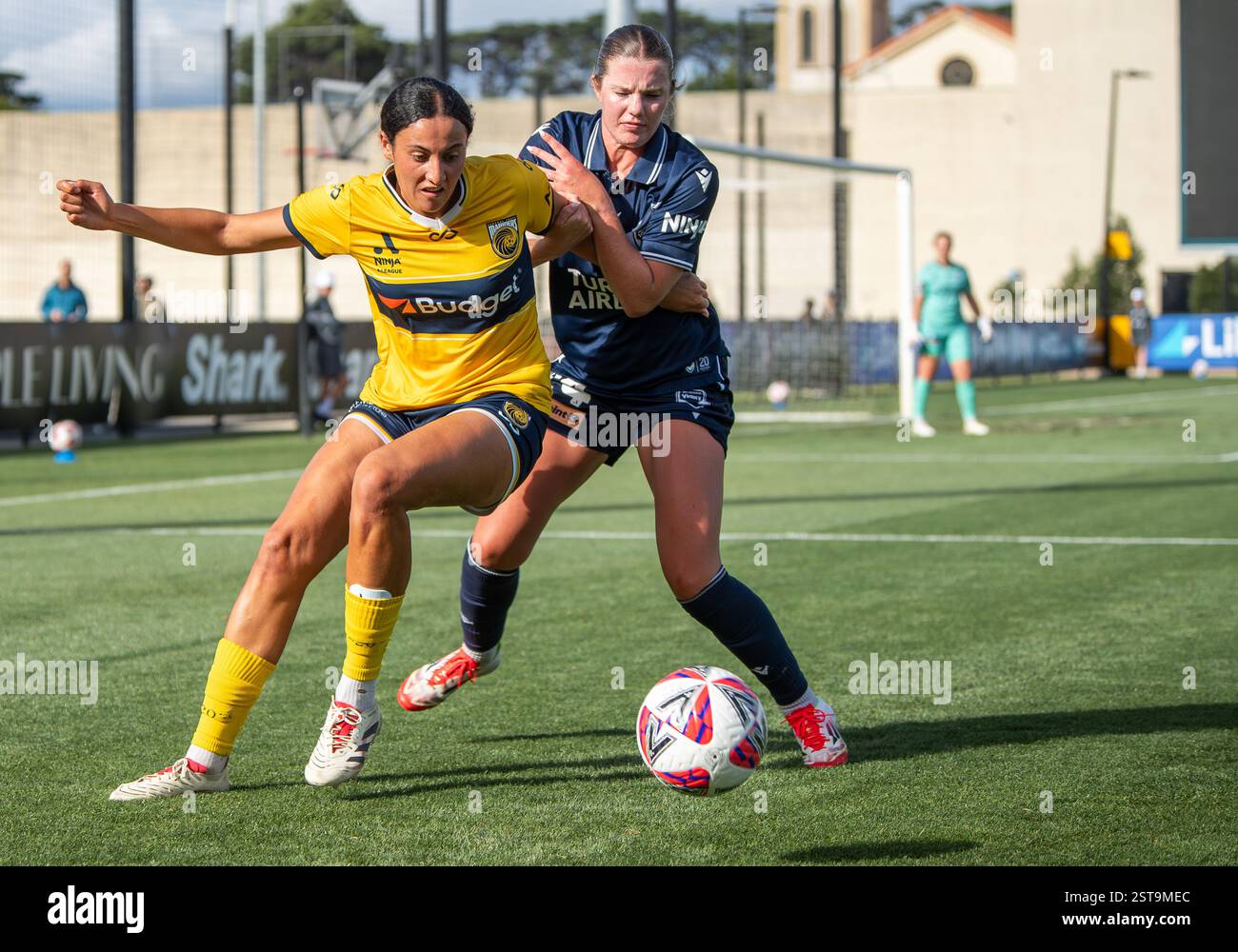 Melbourne, Australia. 16th Feb, 2025. Laura Pickett (R) of Melbourne ...
