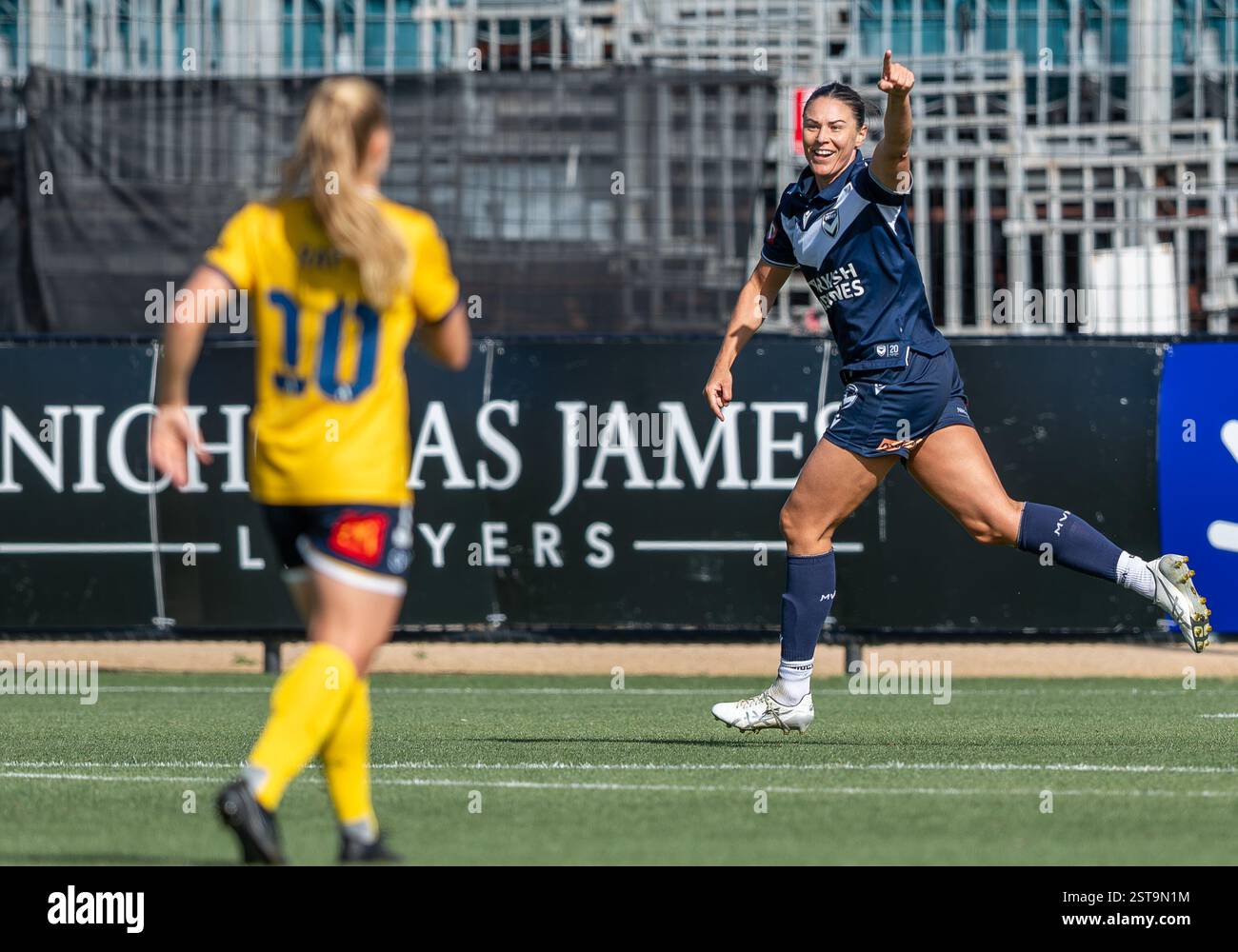 Melbourne, Australia. 16th Feb, 2025. Emily Gielnik (R) of Melbourne ...