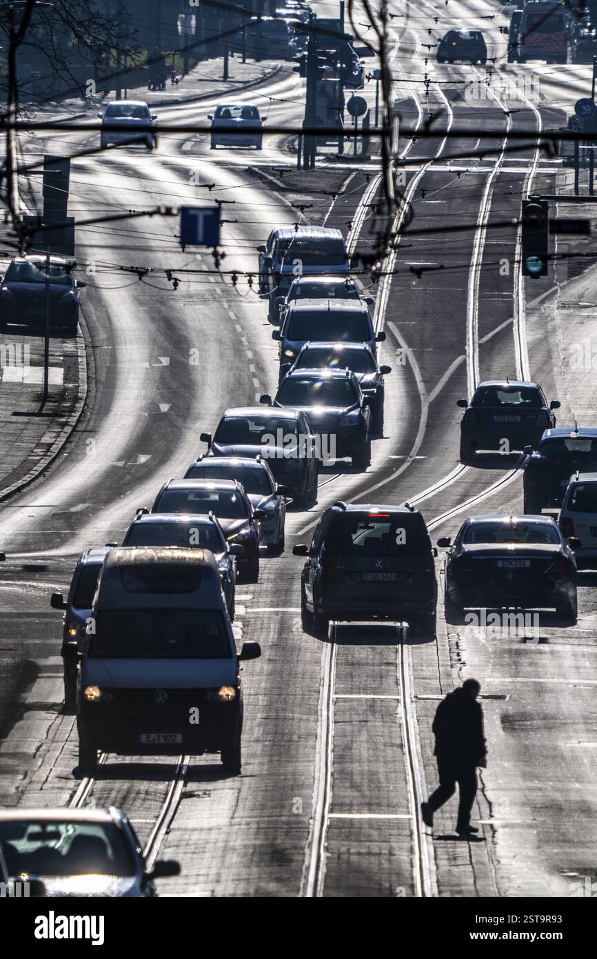City centre traffic, Hobeisenstrasse, Martin-Luther-Strasse in front ...