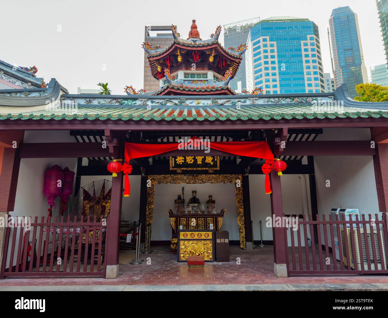 Altar of Thian Hock Keng Temple (Palace of Heavenly Happiness). This ...