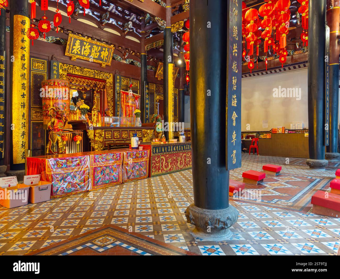 Main altar of Main Hall in Thian Hock Keng Temple (Palace of Heavenly ...