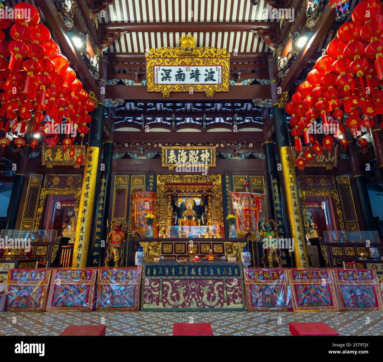Main altar of Main Hall in Thian Hock Keng Temple (Palace of Heavenly ...
