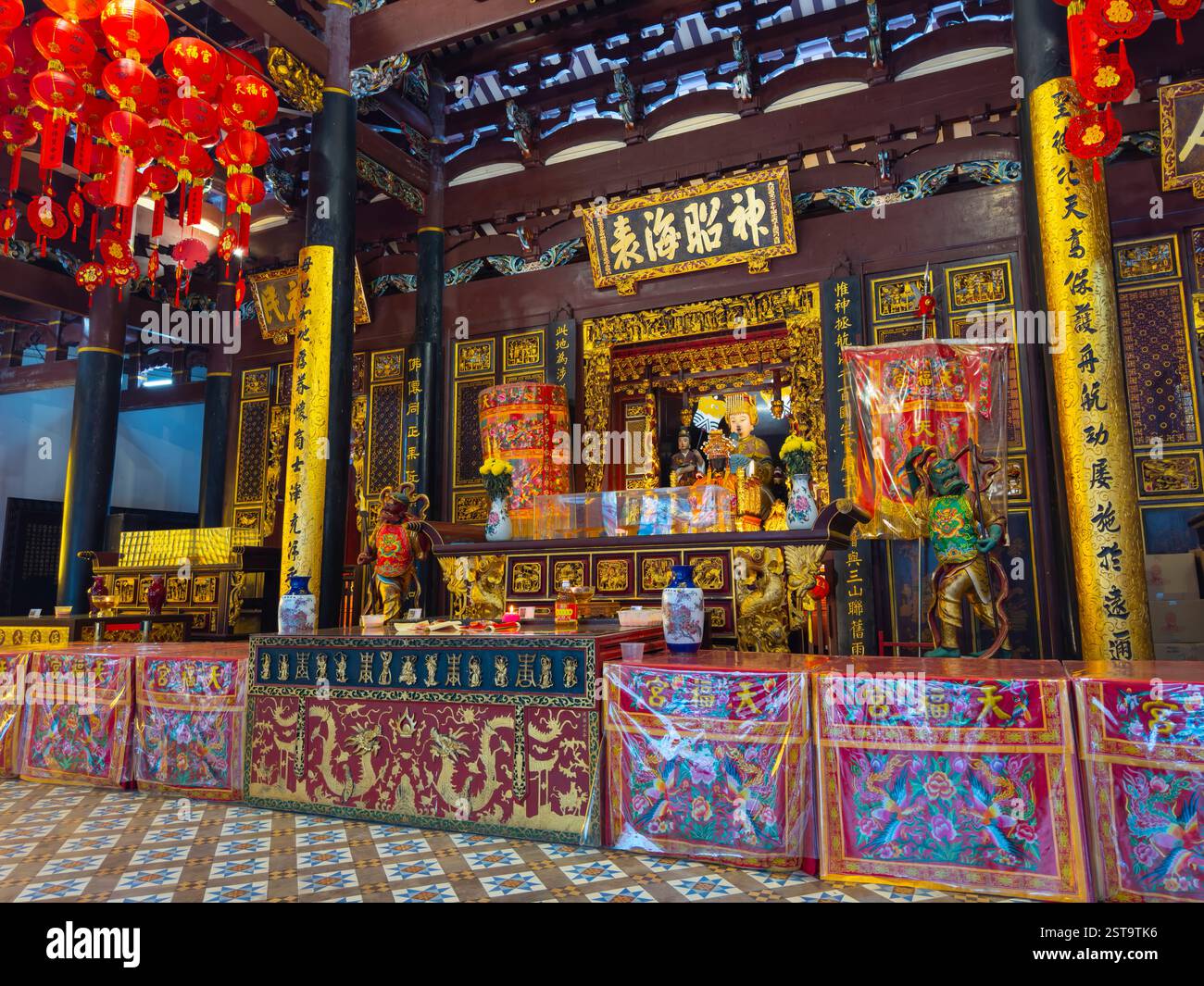 Main altar of Main Hall in Thian Hock Keng Temple (Palace of Heavenly ...
