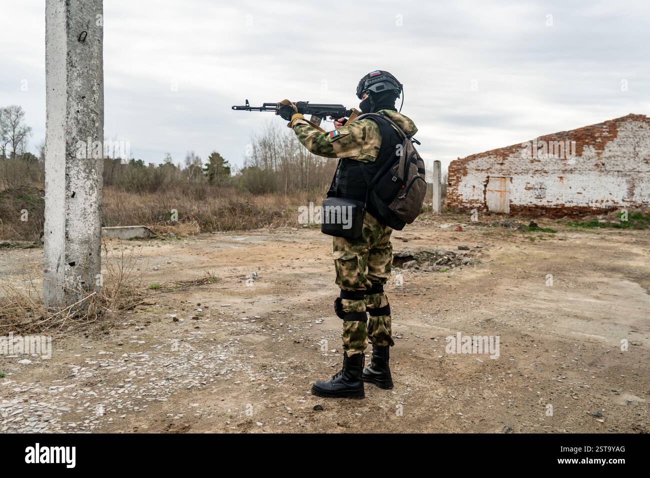 A Russian special forces soldier holds assault rifle assault rifle in ...