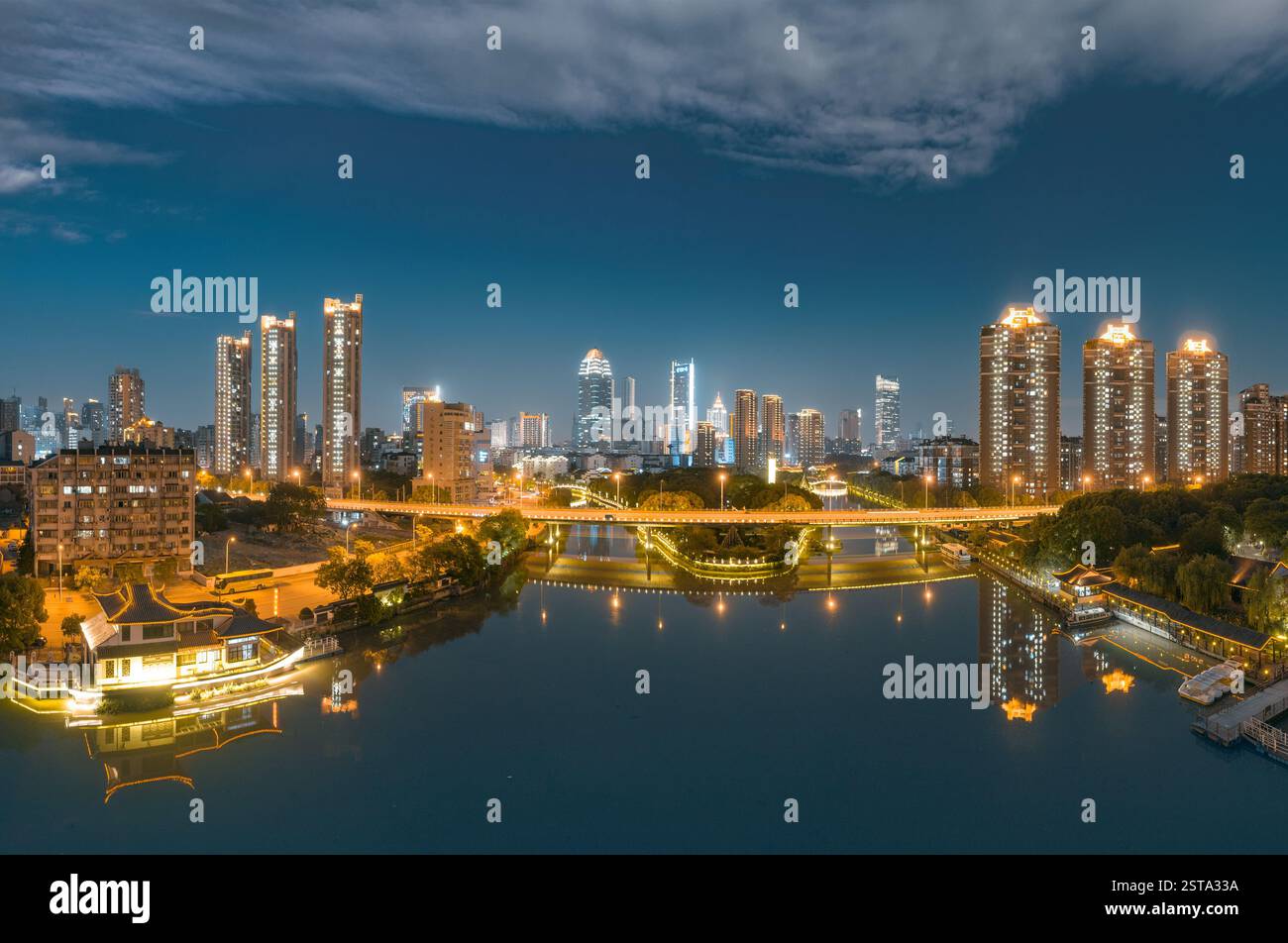 City appearance and skyscraper at night hi-res stock photography and ...