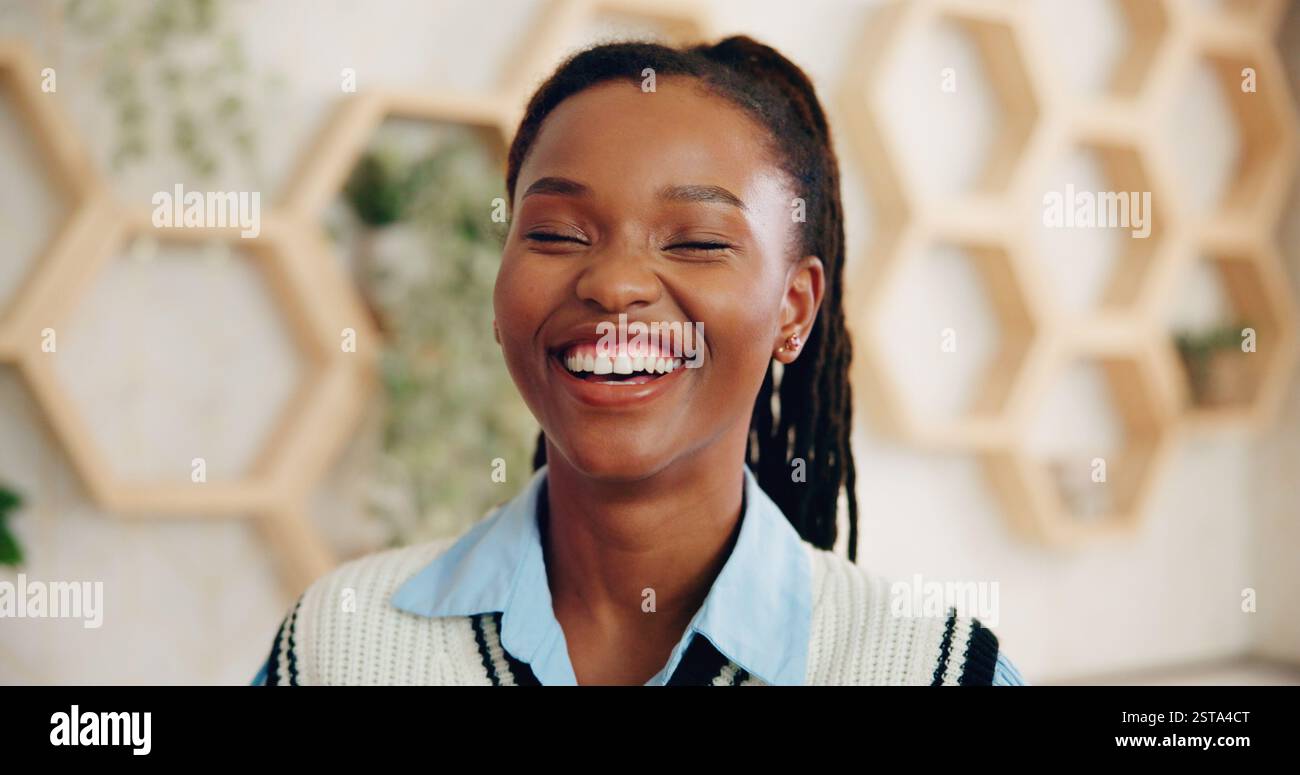 African hotel receptionist hi-res stock photography and images - Alamy