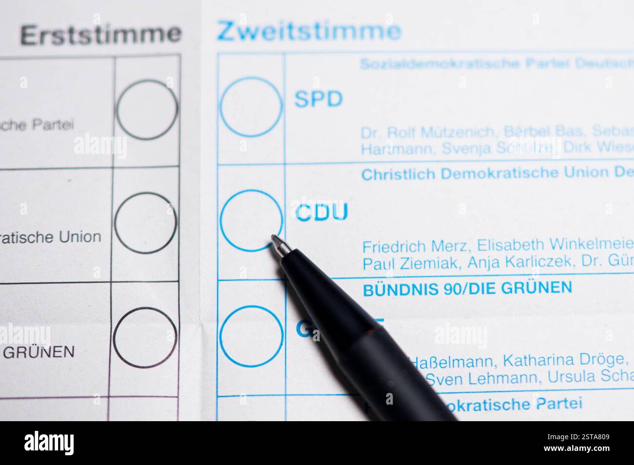 Wahlzettel zur Bundestagswahl 2025 mit den Parteien SPD und CDU ...