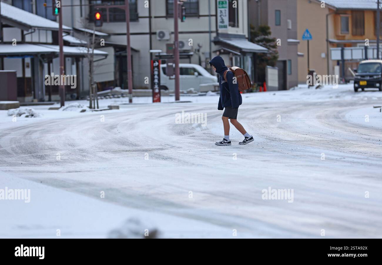 Road have become icy due to snow and cold weather in Wajima City ...