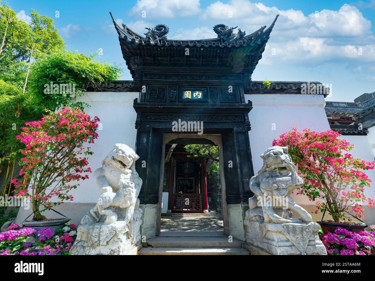 Yu Garden, a classical garden in Shanghai, Chi Stock Photo - Alamy