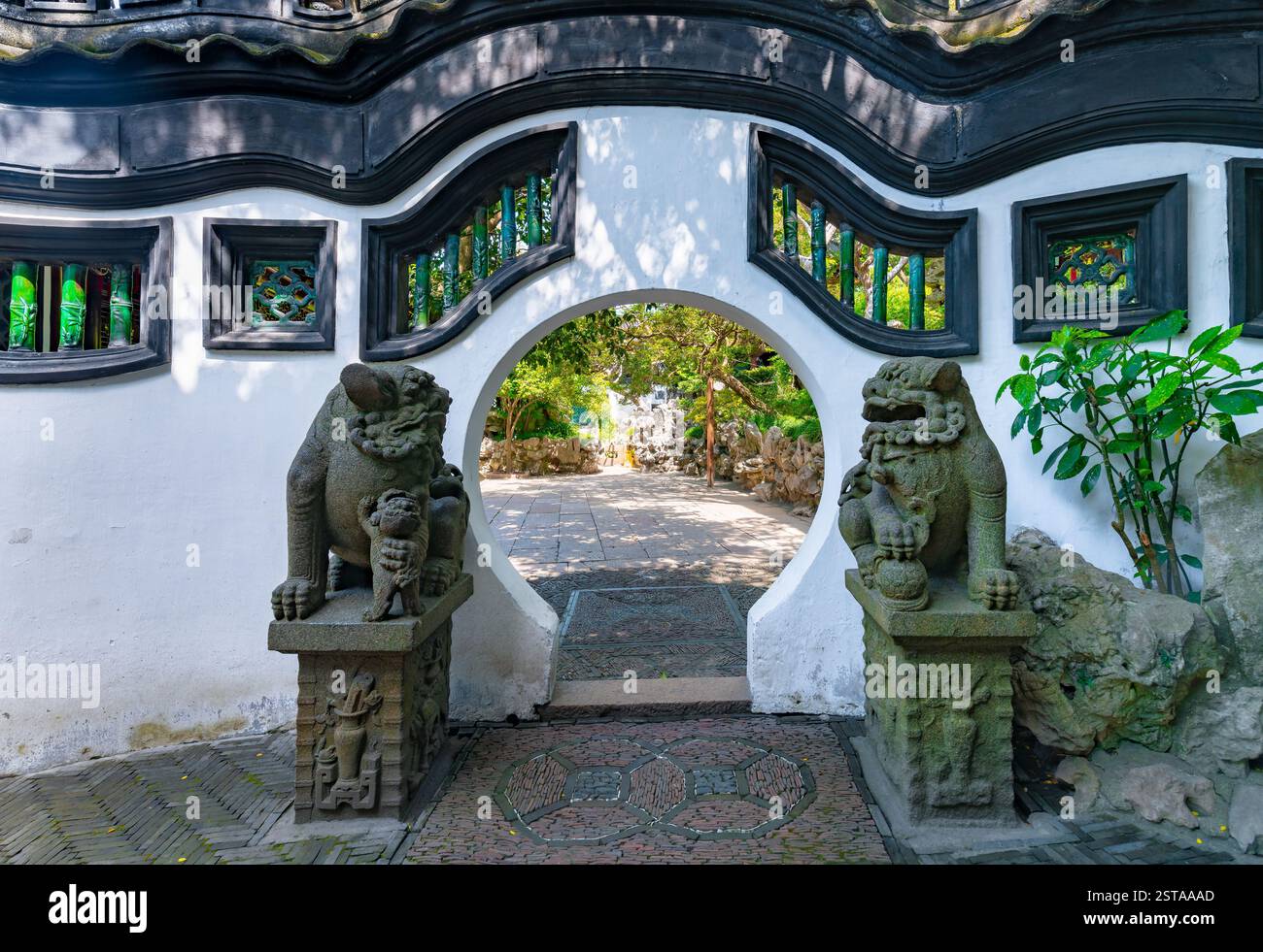 Yu Garden, a classical garden in Shanghai, Chi Stock Photo - Alamy