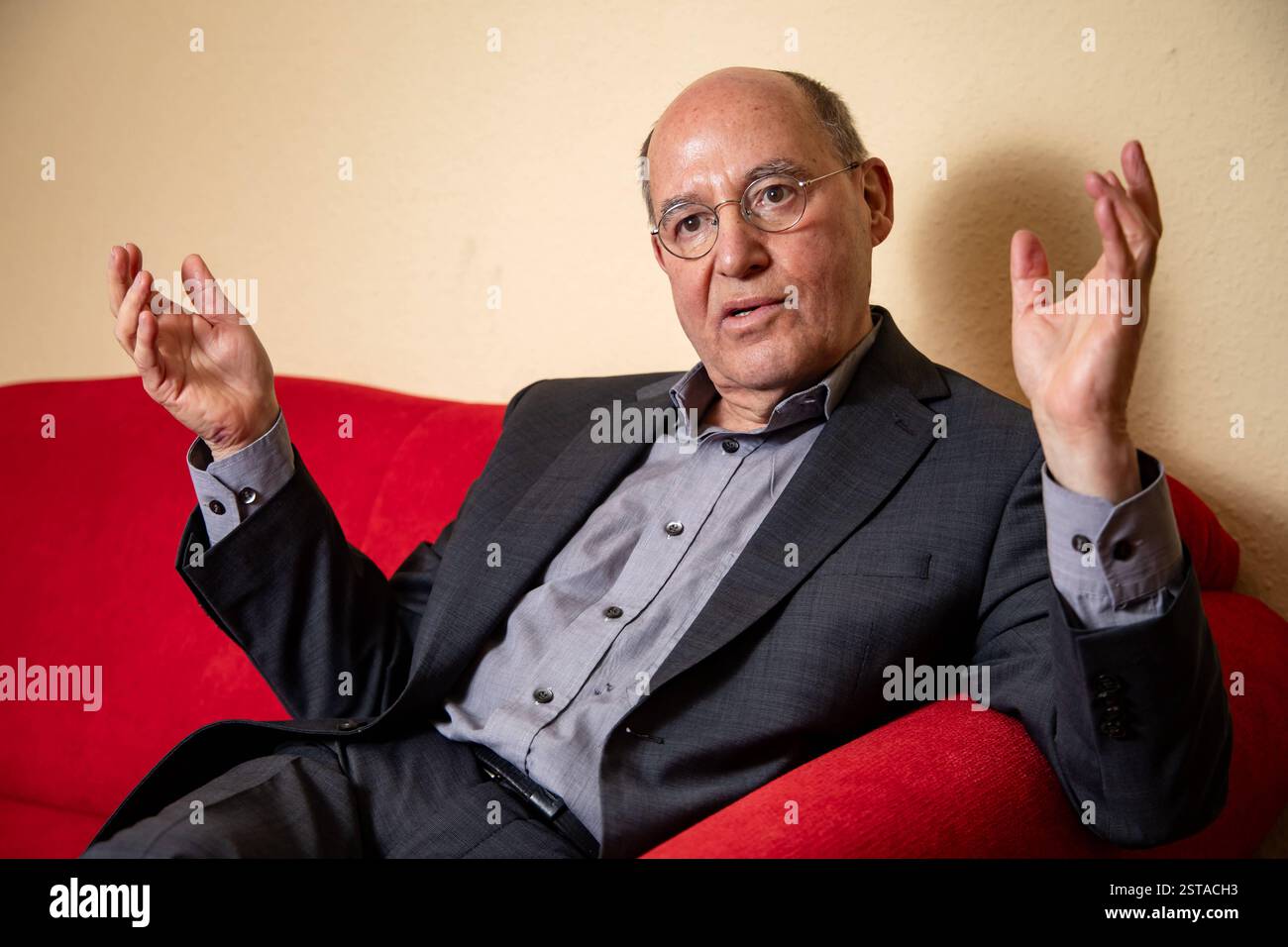 MdB Gregor Gysi Die Linke im Interview in seinem Bürgerbüro in Berlin ...