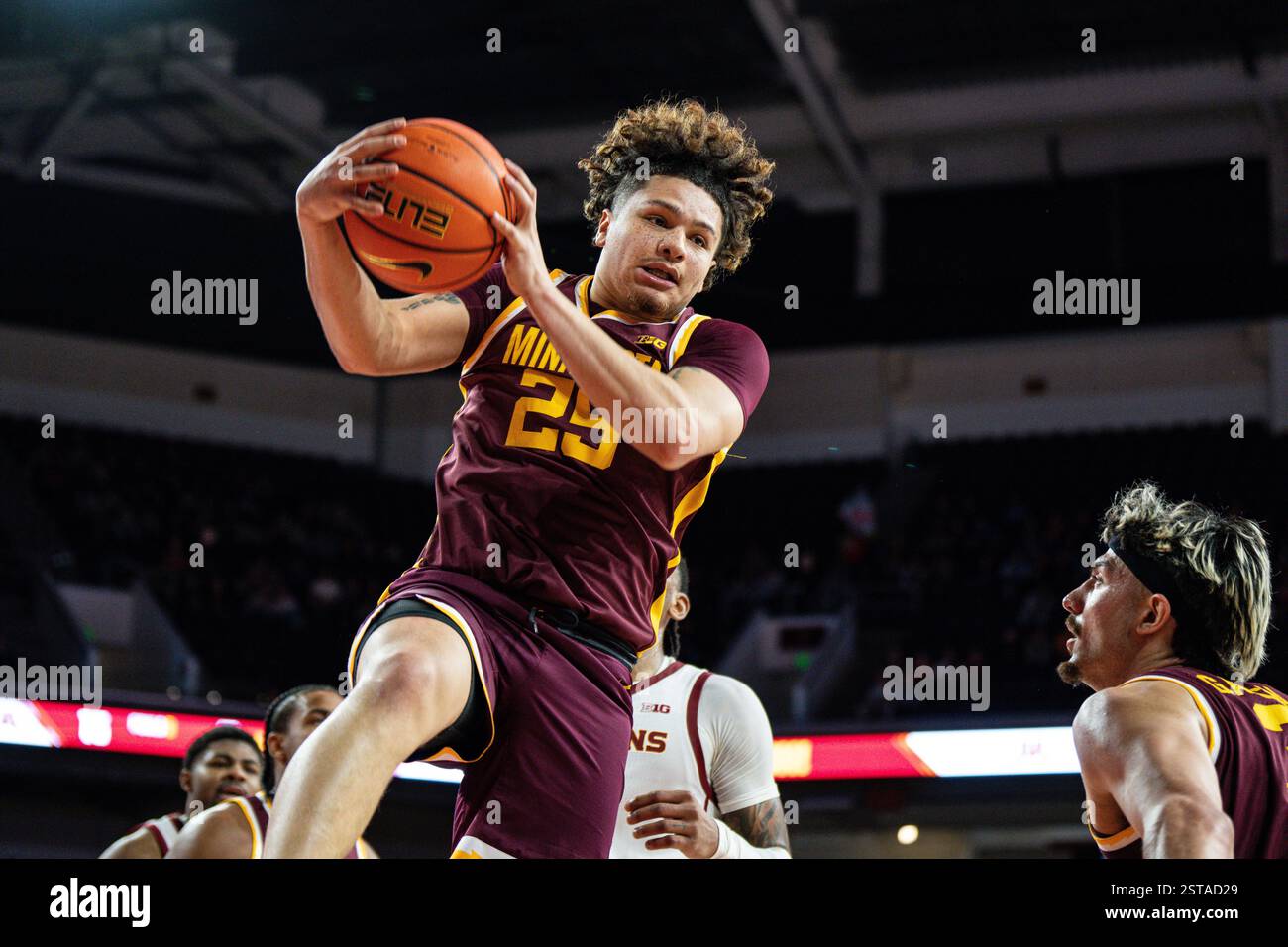 Los Angeles, United States. 15th Feb, 2025. Minnesota Golden Gophers ...