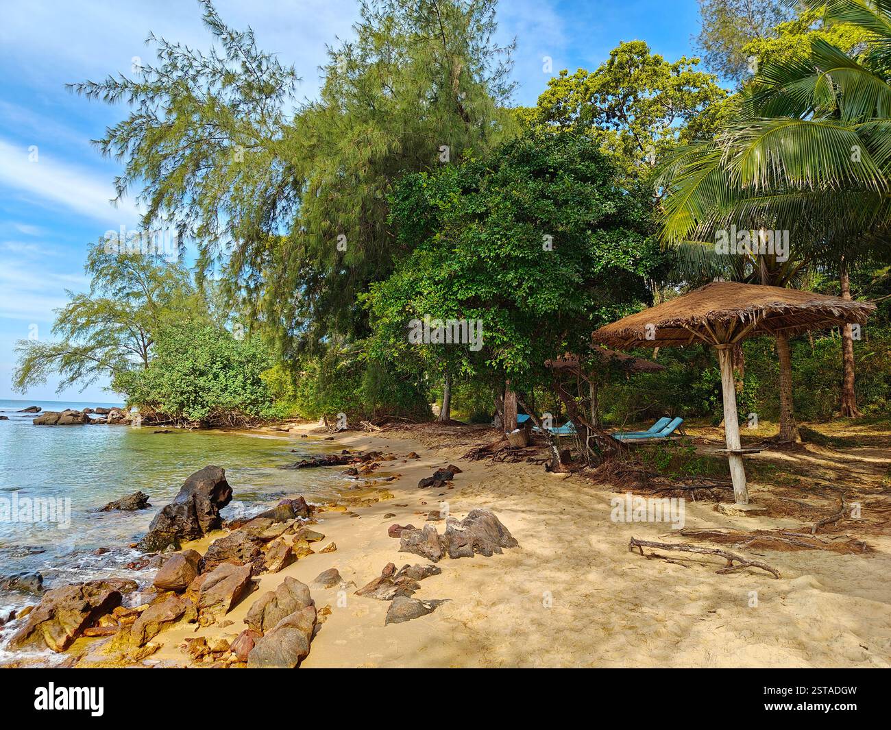Golden sand scattered rocks hi-res stock photography and images - Alamy